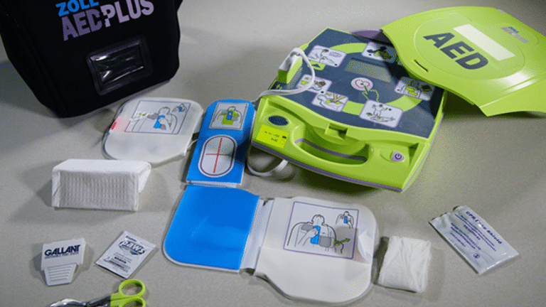 What’s Inside an On-Site AED Kit?